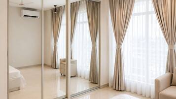Quarto casal conforto, vista para o jardim | Ferros/tábuas de passar roupa, Wi-Fi de cortesia