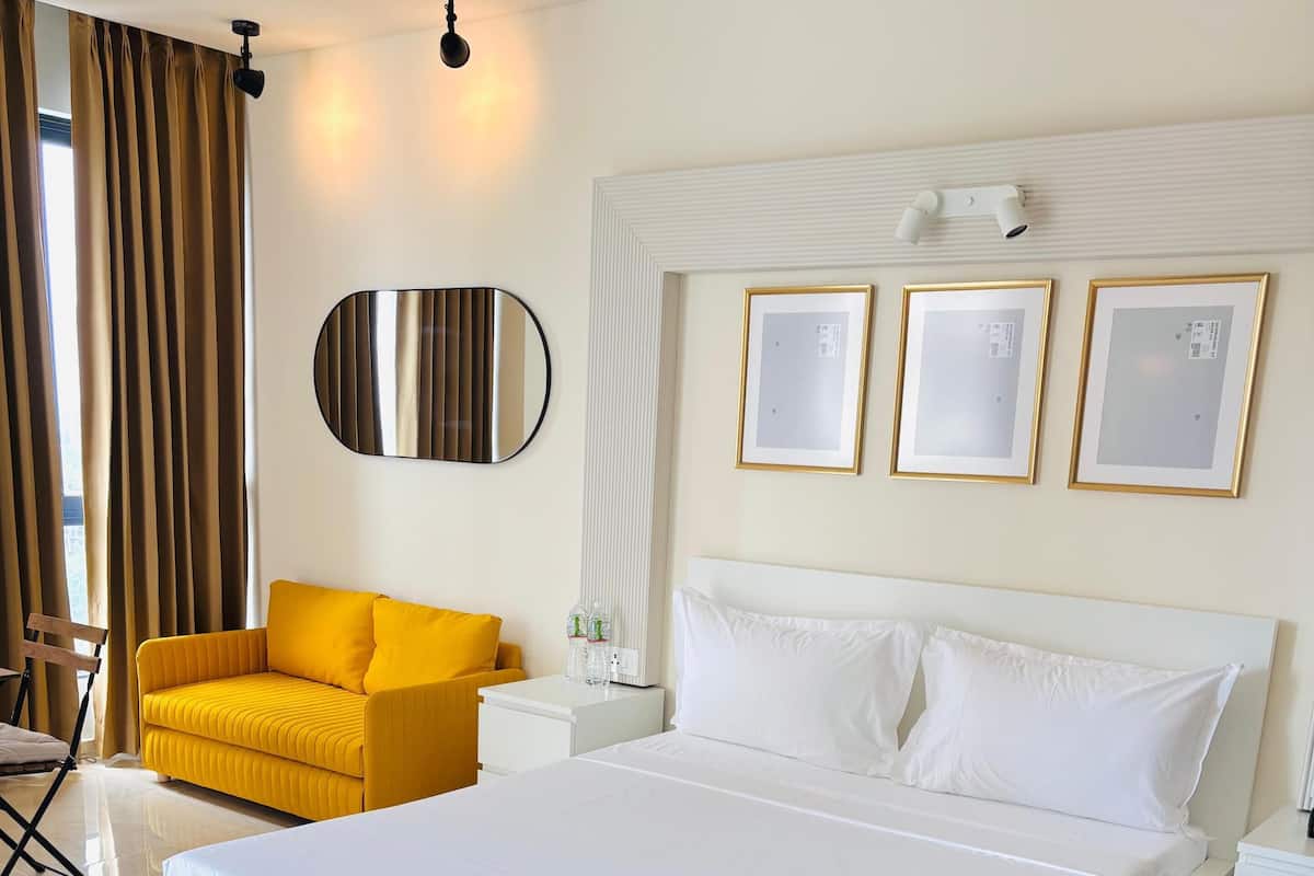 Quarto casal conforto, vista para o jardim | Ferros/tábuas de passar roupa, Wi-Fi de cortesia