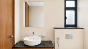 Quarto casal conforto, vista para o jardim | Banheiro | Produtos de toalete grátis, chinelos, toalhas de banho, sabonete