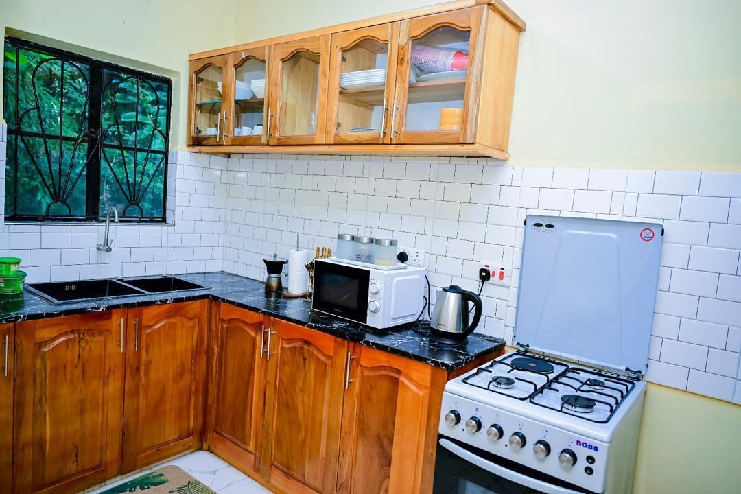 Minifrigorífico, um micro-ondas, um forno, uma máquina de lavar louça 