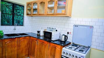 Minifrigorífico, um micro-ondas, um forno, uma máquina de lavar louça