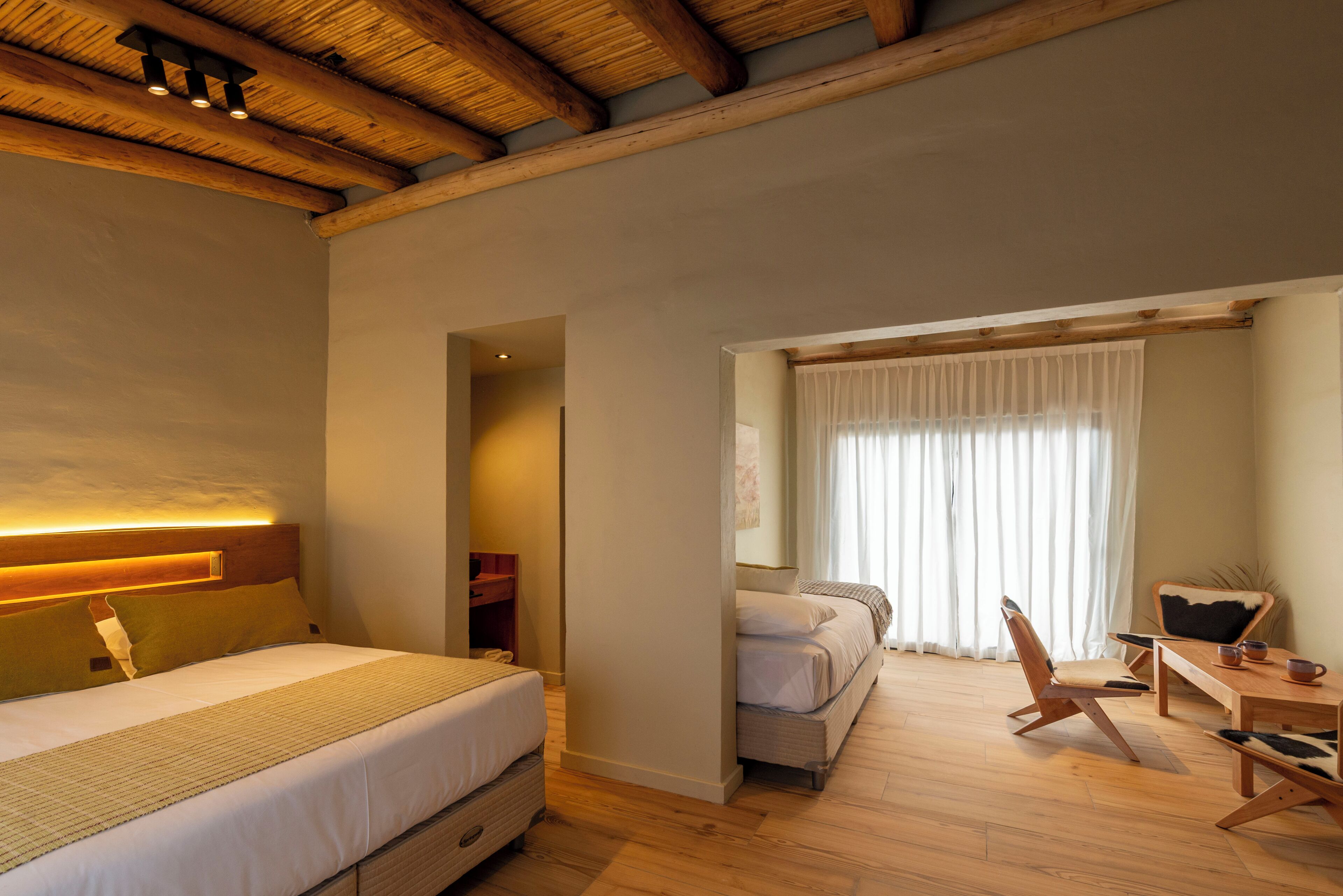 Quarto com cama, escrivaninha e cadeira.