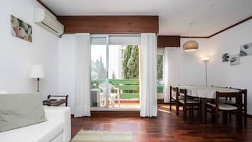 Apartamento, sacada, vista para a piscina | Área de estar