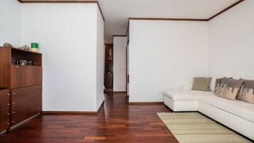 Apartamento, varanda, vista para a piscina | Sala de estar