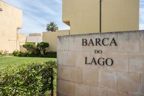Placa com 'BARCA DO LAGO' indicando um hotel ou resort.