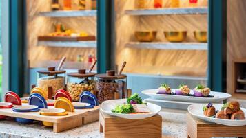 Pequeno-almoço tipo buffet diário mediante uma taxa