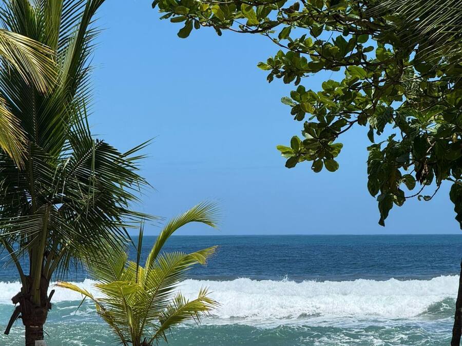 Na praia, praia de areia branca