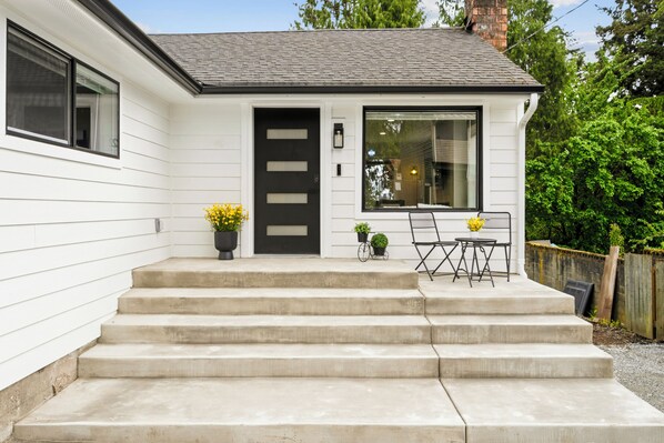 Fresh Renovated Home 4B/2B Near SEA Airport/Light Rail Reviews, Deals ...