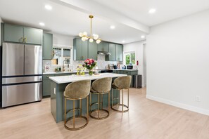 Fresh Renovated Home 4B/2B Near SEA Airport/Light Rail Reviews, Deals ...