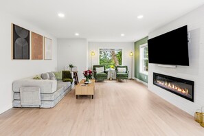 Fresh Renovated Home 4B/2B Near SEA Airport/Light Rail Reviews, Deals ...