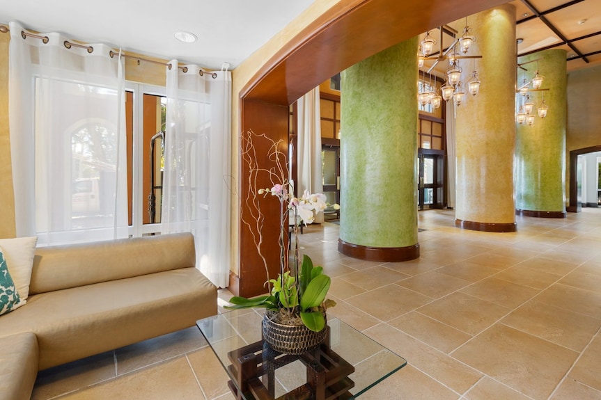 Coconut Grove Suite W/ Kitchen + Pool & Spa Access - Miami, FL