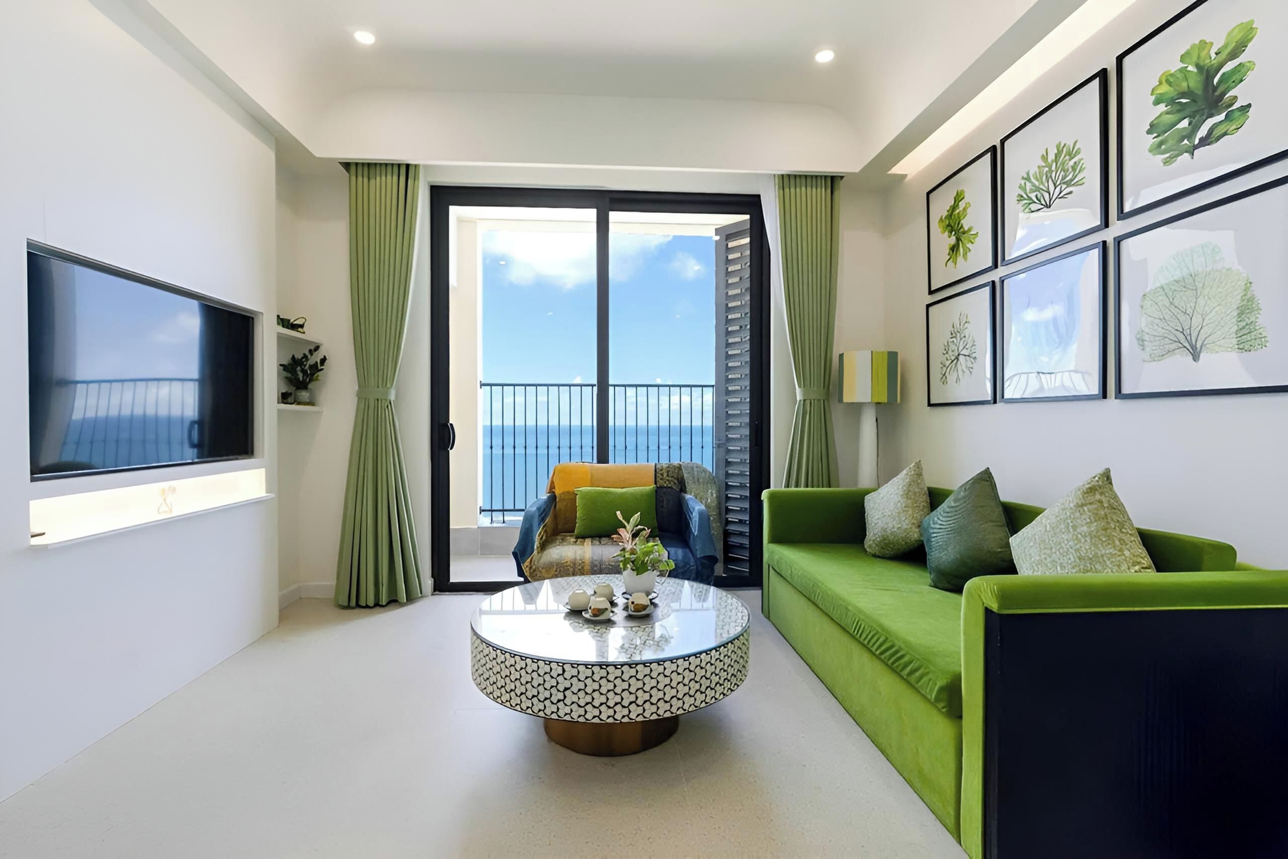 Apartamento Deluxe, varanda, vista para a praia | Sala de estar | Smart TV 