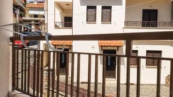 Apartamento conforto, vista para o pátio | Vista do quarto