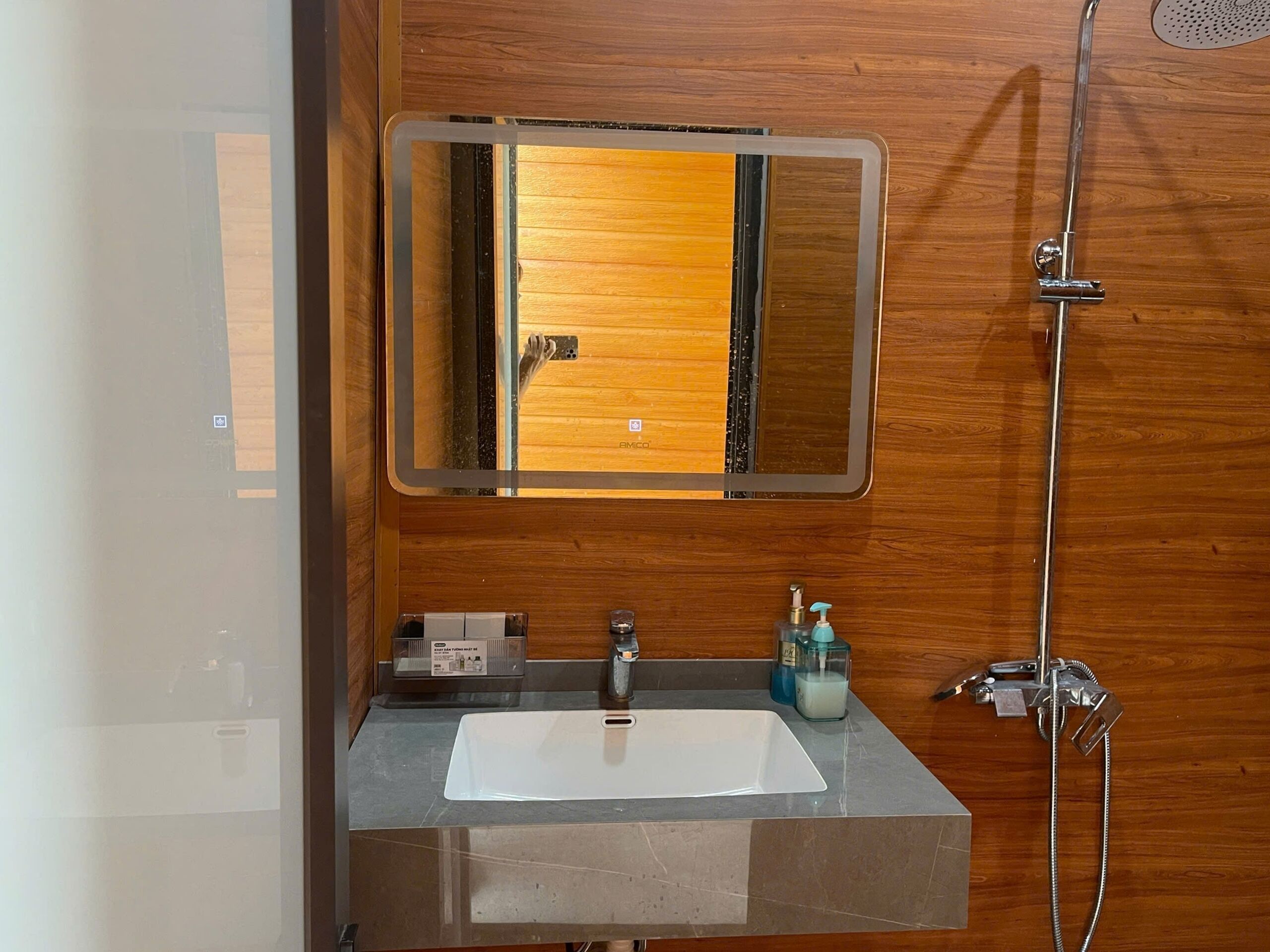 Dormitório Partilhado Comfort, pátio, vista para o rio | Casa de banho | Um secador de cabelo, chinelos, toalhas fornecidas, sabão 