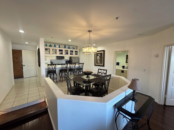 Stunning condo with golf cart, pool, gym, beach. Couples, family ...
