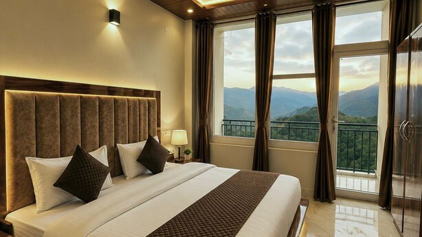 Quarto espaçoso com uma cama grande, um abanador de teto, uma mesa de cabeceira e vista para as montanhas pela janela.