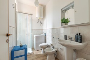 Apartamento, 3 quartos, pátio | Casa de banho