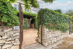 Apartamento, 3 quartos, pátio | Pormenores do exterior