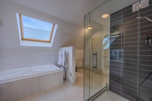 Quarto casal premium, sacada, vista para o lago | Banheiro | Secador de cabelo, toalhas de banho, sabonete, shampoo