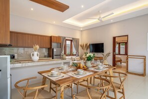 Vila exclusiva, vista para a piscina | Opções para refeição