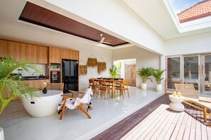 Vila superluxo, vista para a piscina | Opções para refeição ao ar livre