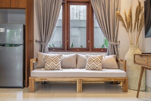 Vila exclusiva, vista para a piscina | Área de estar | Smart TV 50 polegadas com canais digitais