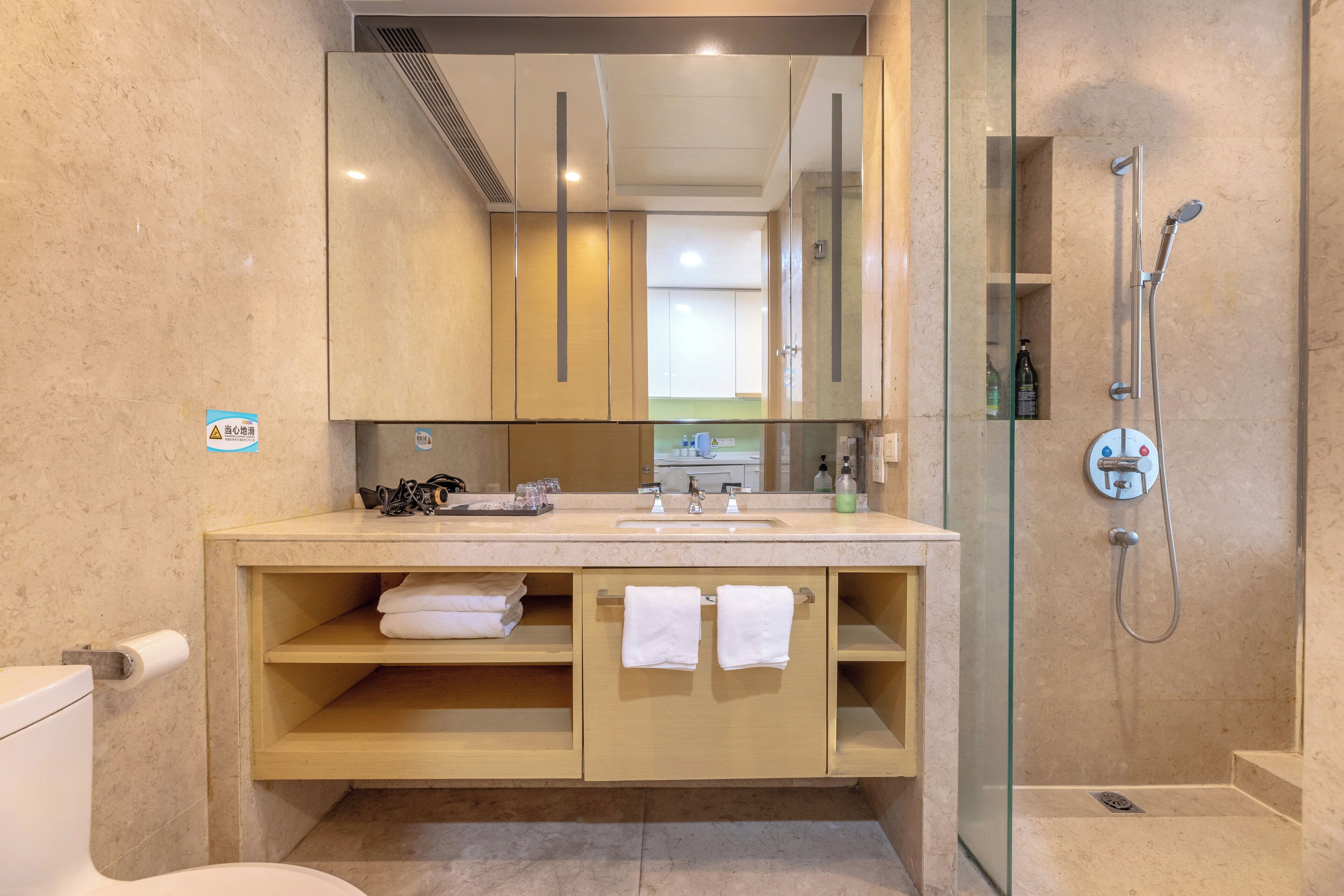 Quarto Individual Comfort, lanai (alpendre havaiano), vista para o rio | Casa de banho | Um polibã, um secador de cabelo, toalhas fornecidas, sabão 