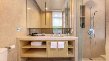 Quarto Individual Comfort, lanai (alpendre havaiano), vista para o rio | Casa de banho | Um polibã, um secador de cabelo, toalhas fornecidas, sabão