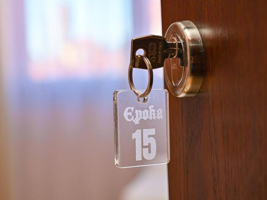 Uma chave em uma fechadura, com um porta-chaves rotulado 'Epoha 15'.