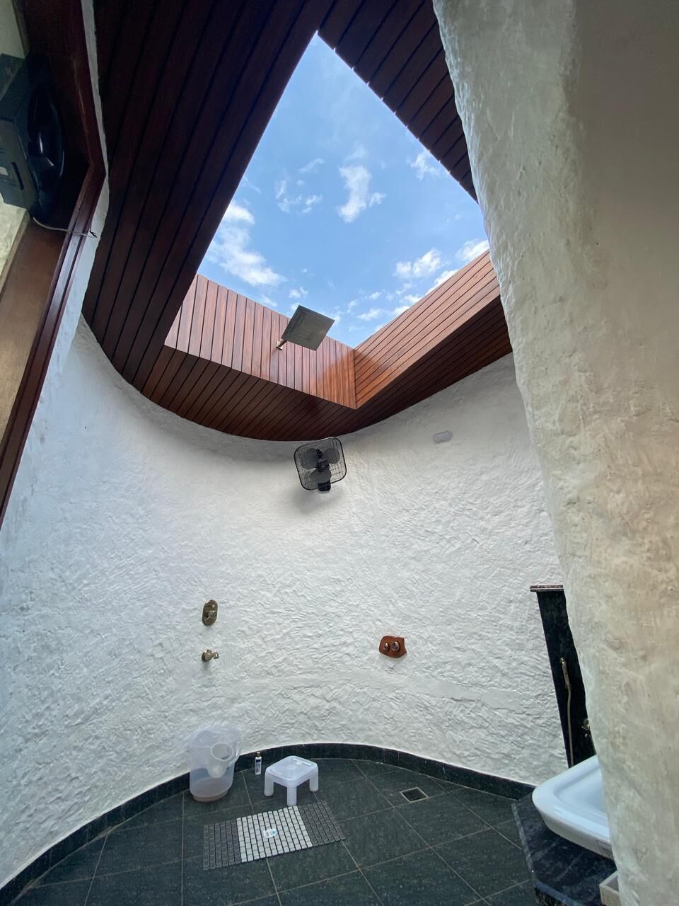 Quarto Premium | Casa de banho | Um polibã, toalhas fornecidas, sabão, champô 
