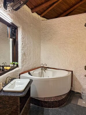 Quarto premium | Banheiro | Chuveiro, toalhas de banho, sabonete, shampoo