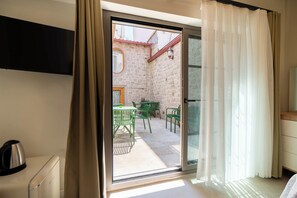 Quarto, vista para o pátio | Interior