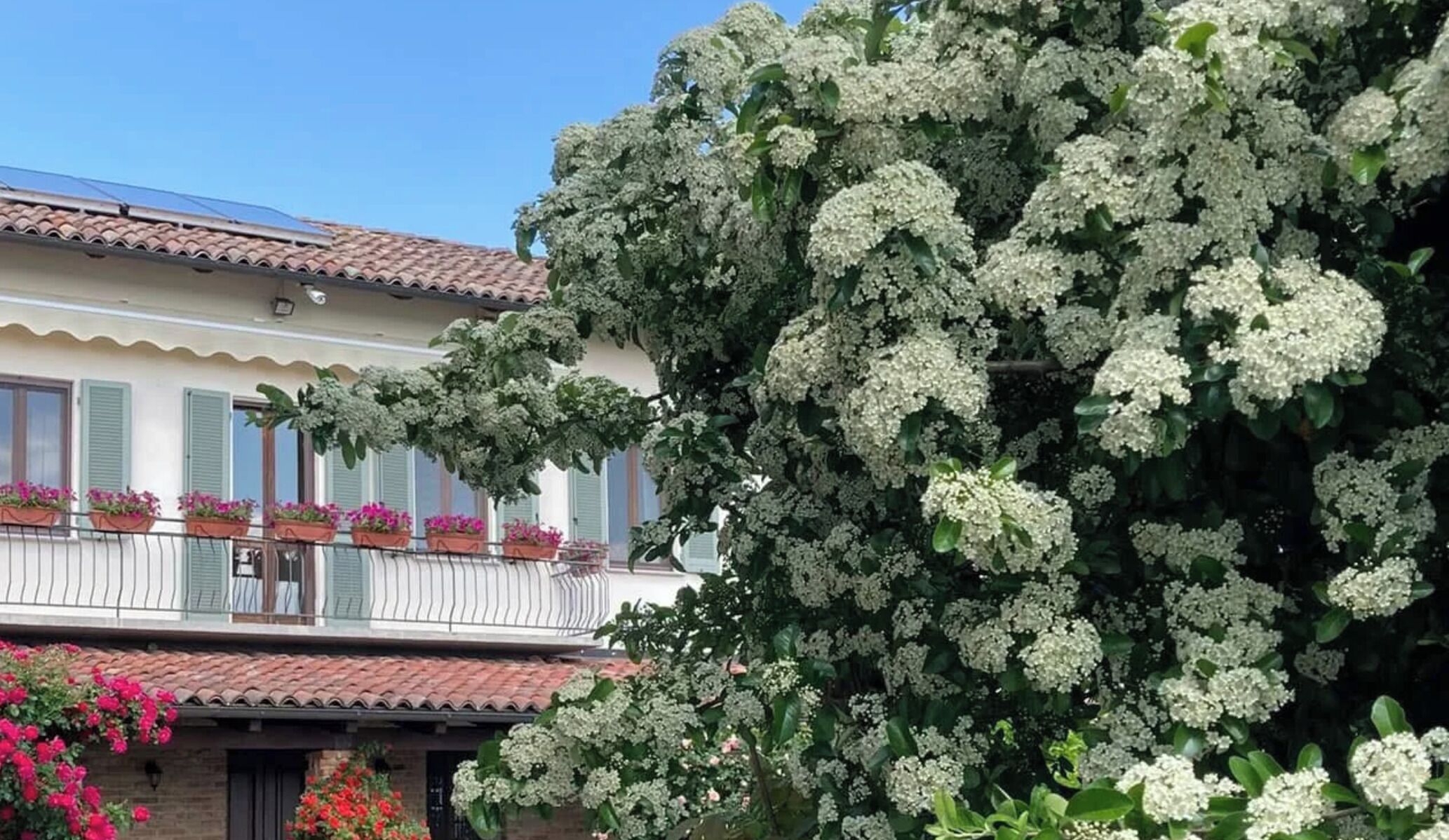 Vila, sacada, vista para o jardim | Roupas de cama premium, frigobar, Wi-Fi de cortesia, roupa de cama