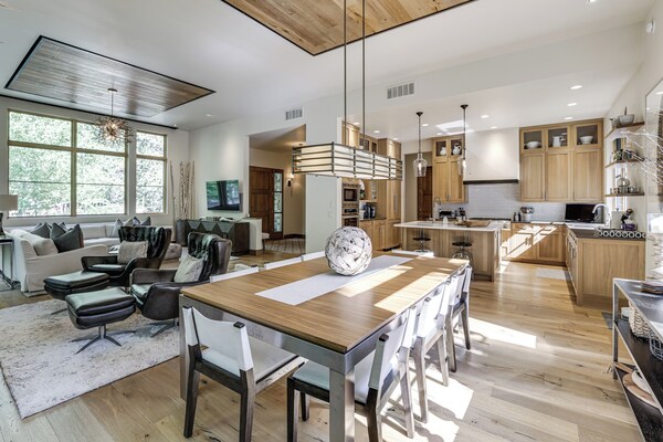 Walk To Town & Trails! Luxe Mtn Retreat W/ Hot Tub - Sun Valley, ID