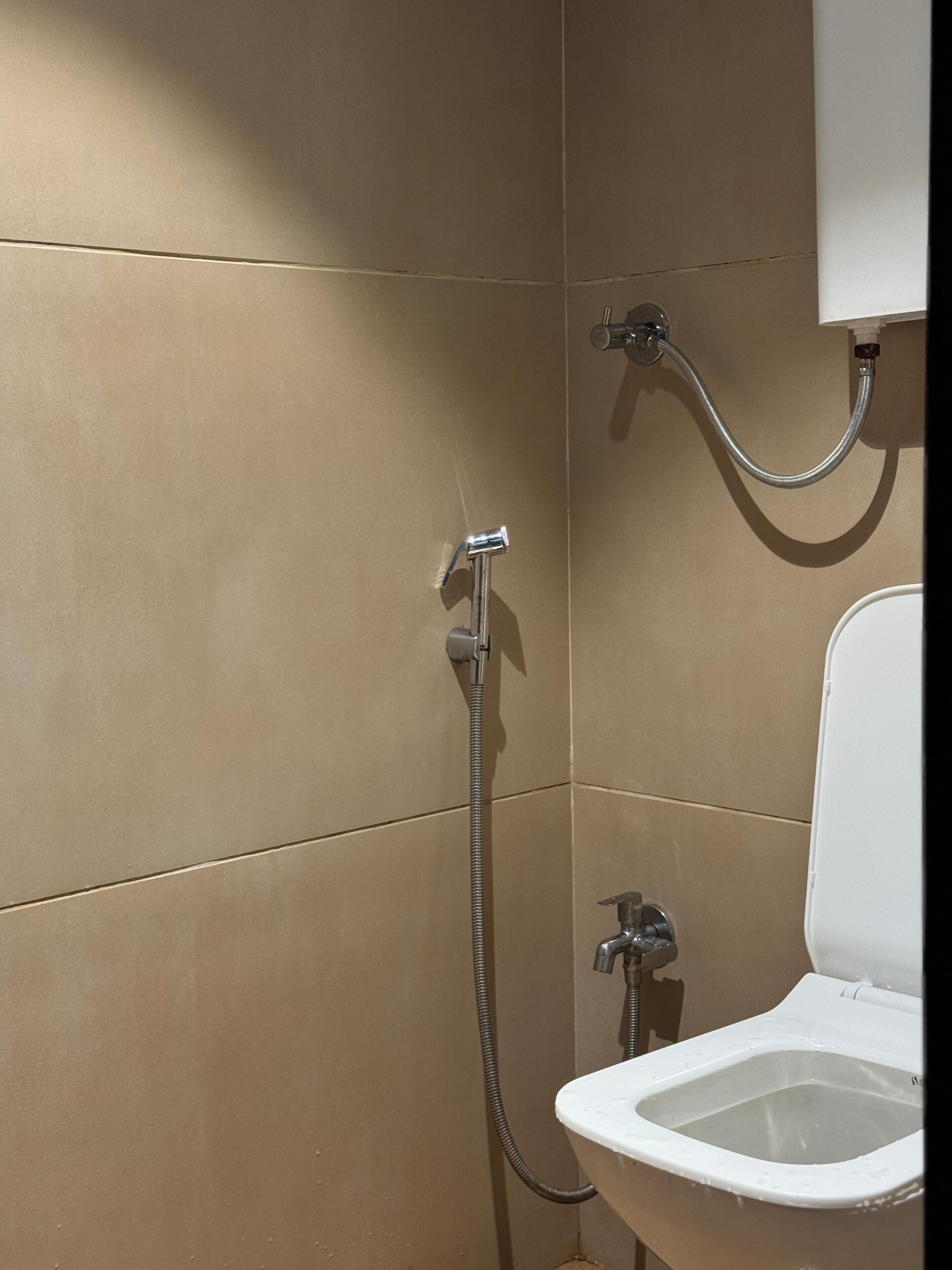 Quarto Triplo Deluxe | Casa de banho | Um polibã, artigos de higiene pessoal grátis, toalhas fornecidas, sabão 
