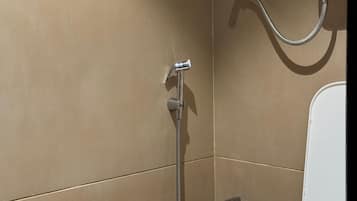 Quarto Triplo Deluxe | Casa de banho | Um polibã, artigos de higiene pessoal grátis, toalhas fornecidas, sabão
