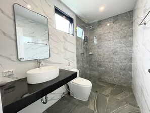 Vila família, 2 quartos, cozinha | Banheiro | Chuveiro, toalhas de banho, sabonete, shampoo