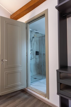 Quarto Duplo ou Twin Clássico | Casa de banho | Um polibã, um secador de cabelo, toalhas fornecidas, sabão 