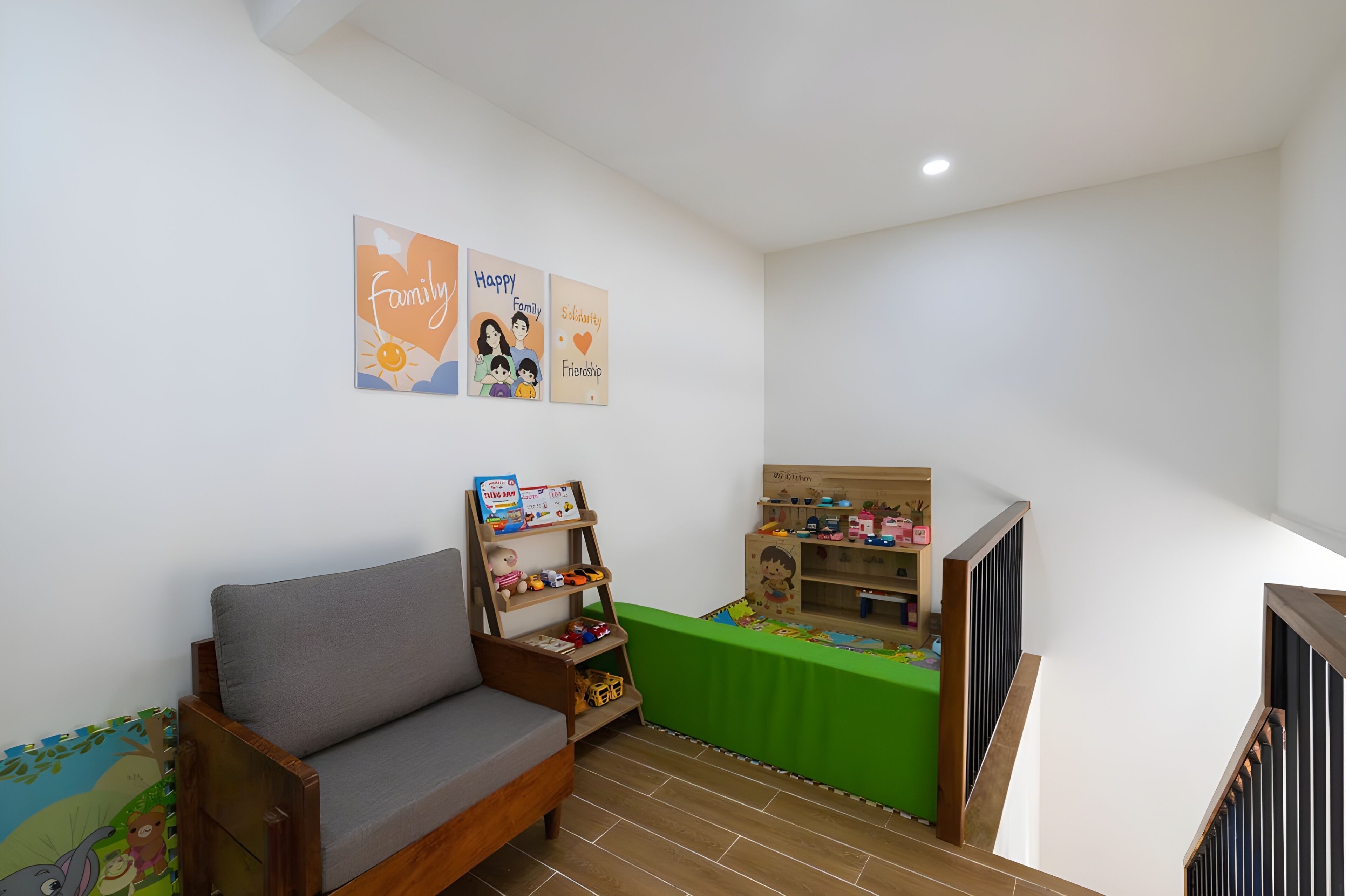 Espaço infantil com sofá, prateleiras e cozinha de brincar.