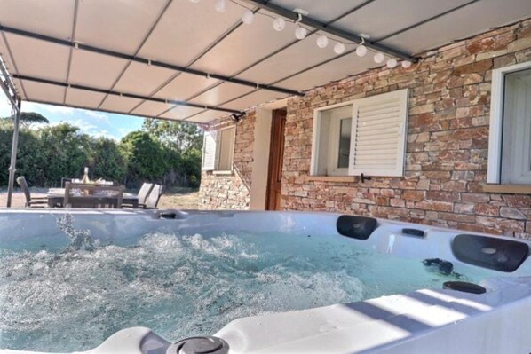 Le Hameau des Oliviers – House with Jacuzzi & Garden Reviews, Deals ...