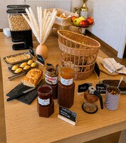 Café da manhã com buffet todos os dias mediante uma taxa