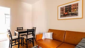 Apartamento, 2 quartos, vista para a cidade | Área de estar