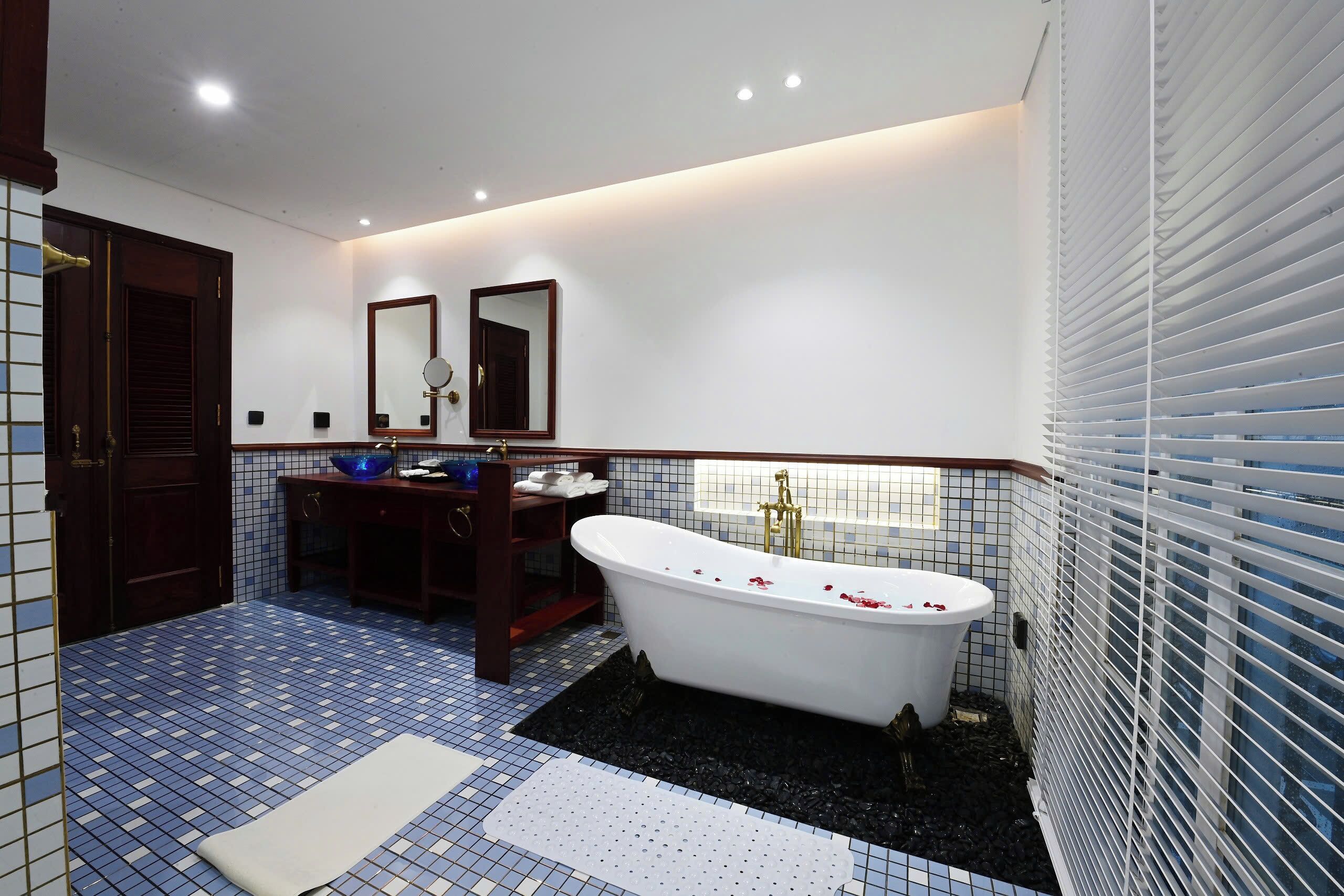 Suite, varanda, Vista para a cidade | Casa de banho | Artigos de higiene pessoal grátis, um secador de cabelo, chinelos 