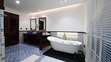 Suite, varanda, Vista para a cidade | Casa de banho | Artigos de higiene pessoal grátis, um secador de cabelo, chinelos