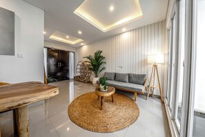 Vila superluxo, vista para a piscina | Área de estar | Smart TV 50 polegadas com canais digitais