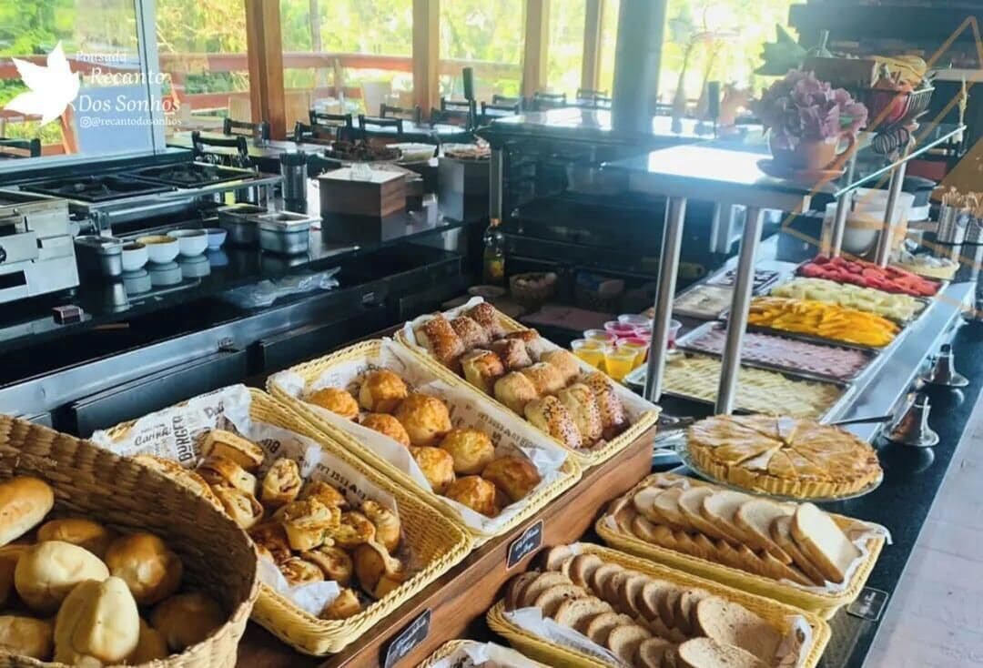 Buffet com diversos produtos de panificação e pão.