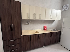 Apartamento luxo, sacada | Cozinha privada | Geladeira grande, cooktop, talheres/pratos/utensílios de cozinha