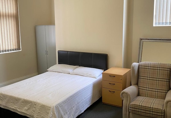 3 Bedrooms - 6 Bath- Sleeps 6 - Free Parking - Bolton