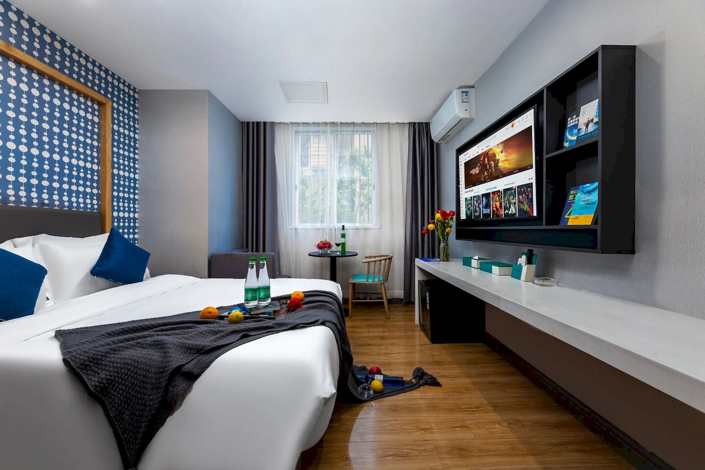 Quarto casal superluxo | Cofres nos quartos, espaço de trabalho para notebook, Wi-Fi de cortesia