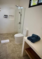 Quarto Duplo, pátio, vista para o jardim | Casa de banho | Um polibã, um secador de cabelo, toalhas fornecidas, sabão